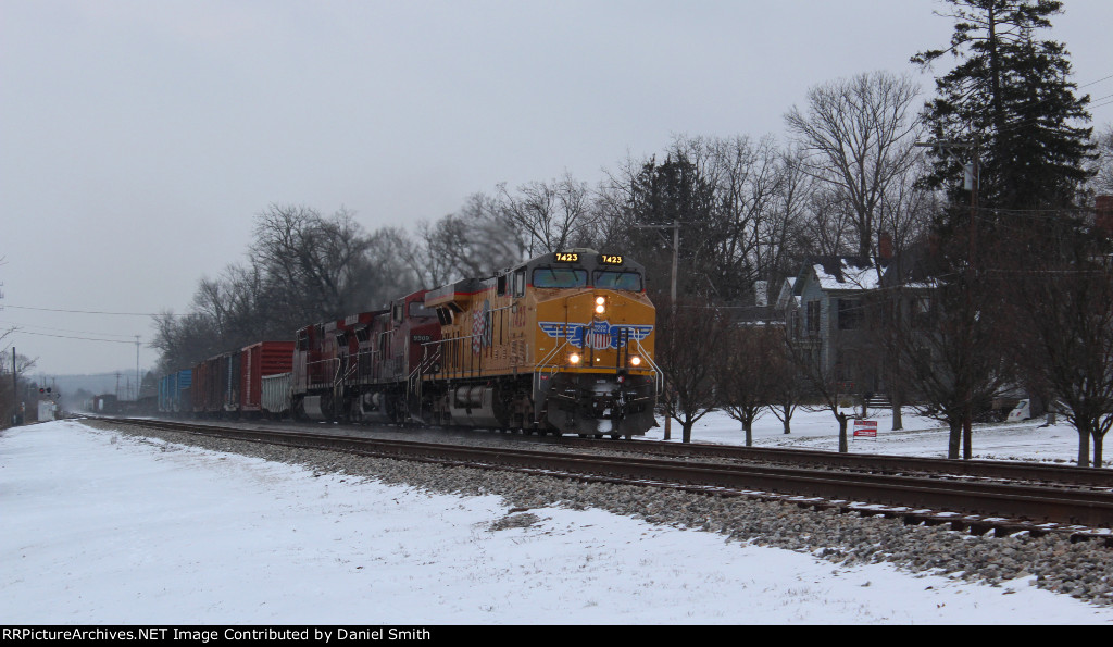 UP 7423 leads a NS manifest north-bound, in light to medium snow.